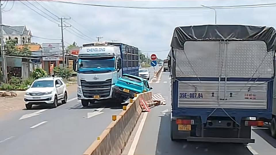 Ảnh TNGT: VinFast VF 5 BKS 60H 12680 bị xe tải đâm quay ngược 180 độ